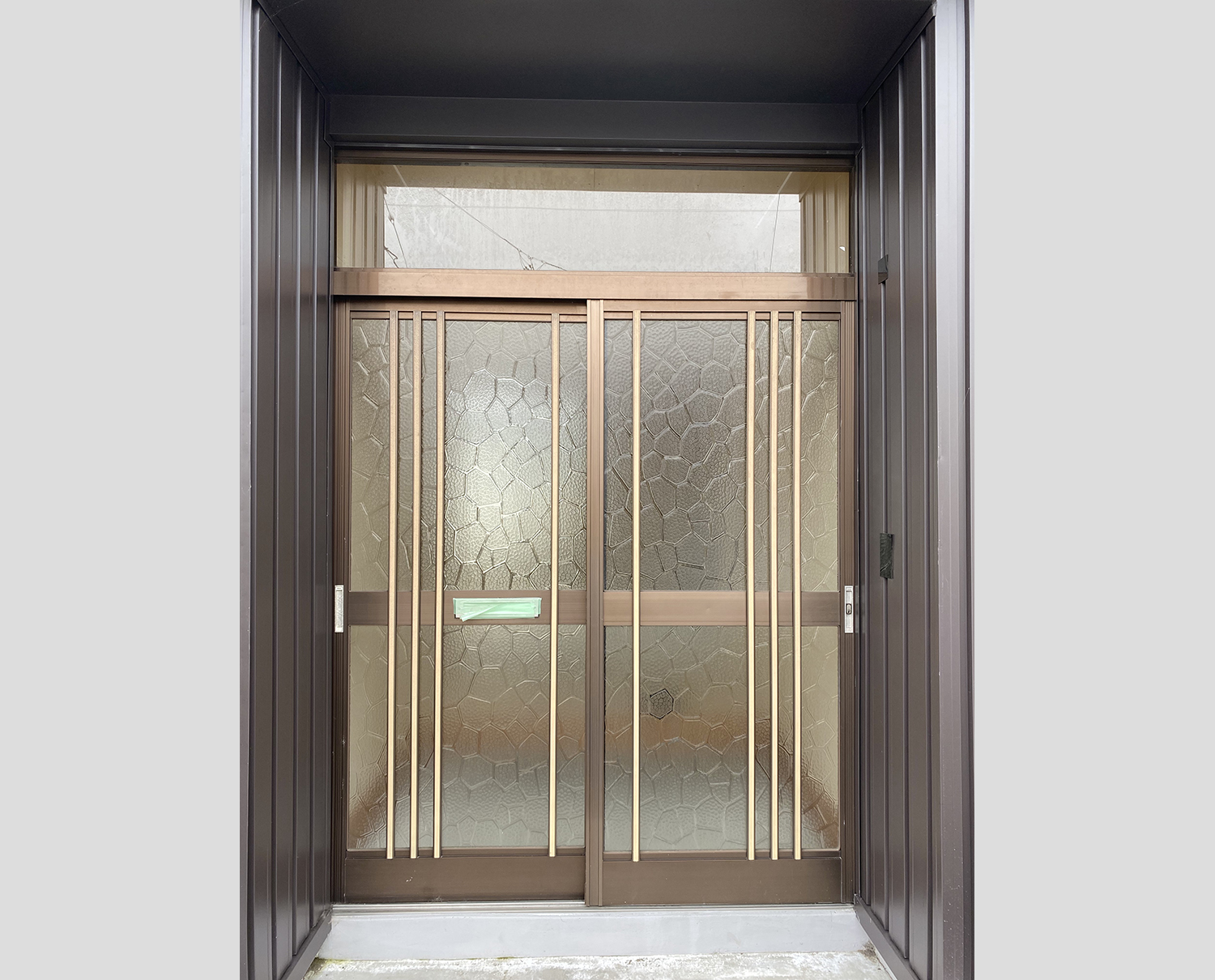 古い玄関引き戸を新しいドアに取り替えたい | リフォーム事例 | Nissho